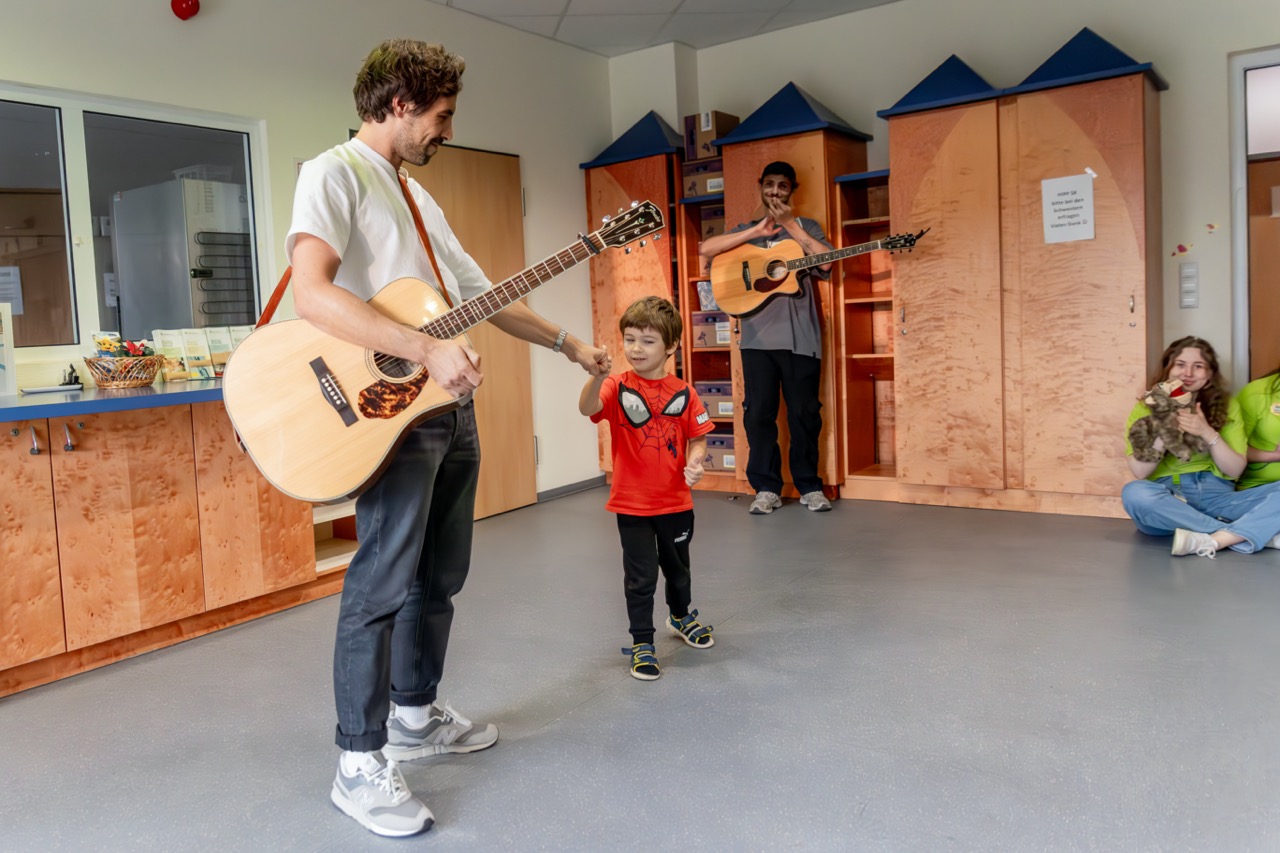 Max Giesinger bringt die Kinder auf der Frührehabilitations-Station in ...